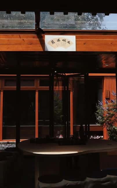 Interesting metaphysics course in an ancient tea house - Key Points