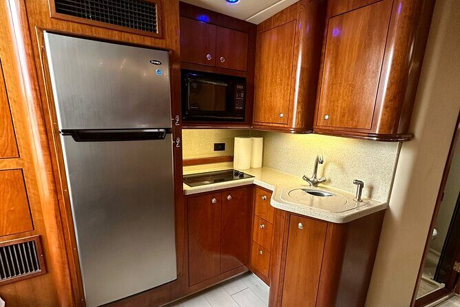 Island Fun Yacht Rental in Miami Beach - The Sum Up