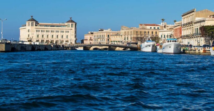 Island of Ortigia: Sunset Boat Tour with Aperitif - Food and Drink: A Taste of Sicily on Board