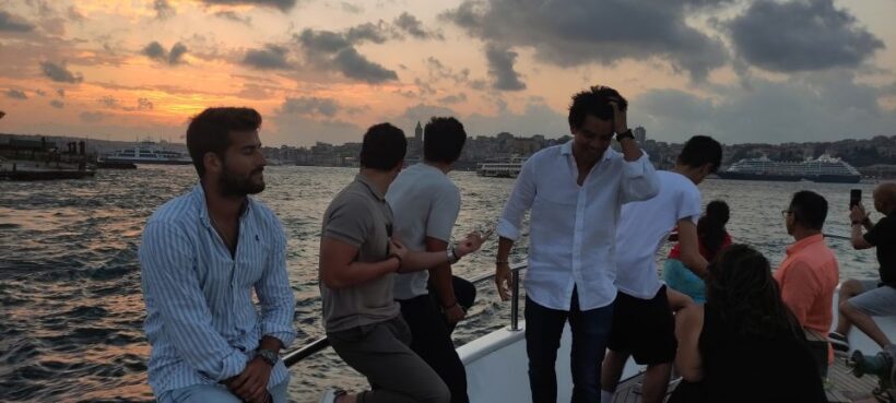 Istanbul: Bosphorus Sunset Cruise with Snacks and Wine - Detailed Review of the Bosphorus Sunset Cruise Experience