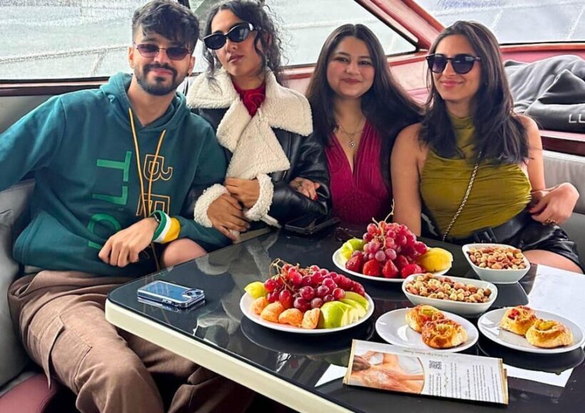 Istanbul: Daytime Bosphorus Yacht Cruise with Fruit & Snacks - The Group and Atmosphere