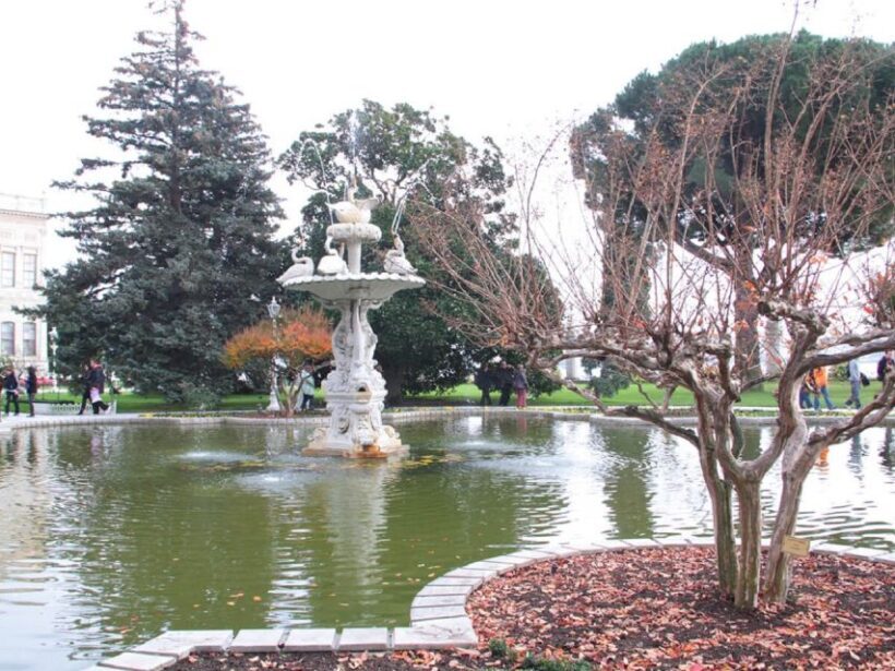 Istanbul: Dolmabahçe Palace and Uskudar Guided Tour - Crossing the Bosphorus and Uskudar