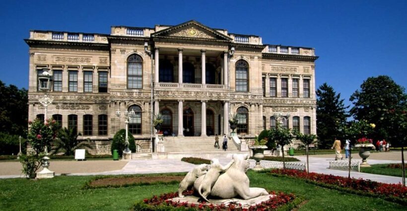 Istanbul: Dolmabahçe Palace and Uskudar Guided Tour - The Magnificence of Dolmabahçe Palace