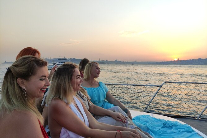 Istanbul Sunset Cruise With Luxury Yacht On Bosphorus - Onboard Amenities and Refreshments