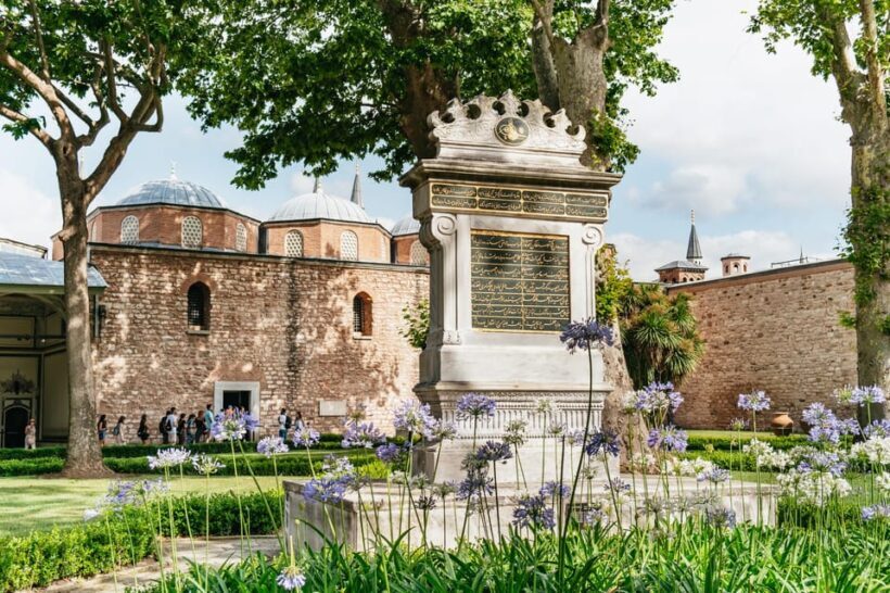 Istanbul: Topkapi Palace and Harem Guided Tour with Ticket - Exploring the Palace Grounds