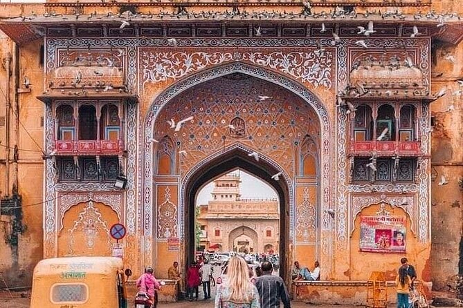 Jaipur Private Full-Day Sightseeing Tour By Car - Royal Gaitor Tumbas and Hawa Mahal