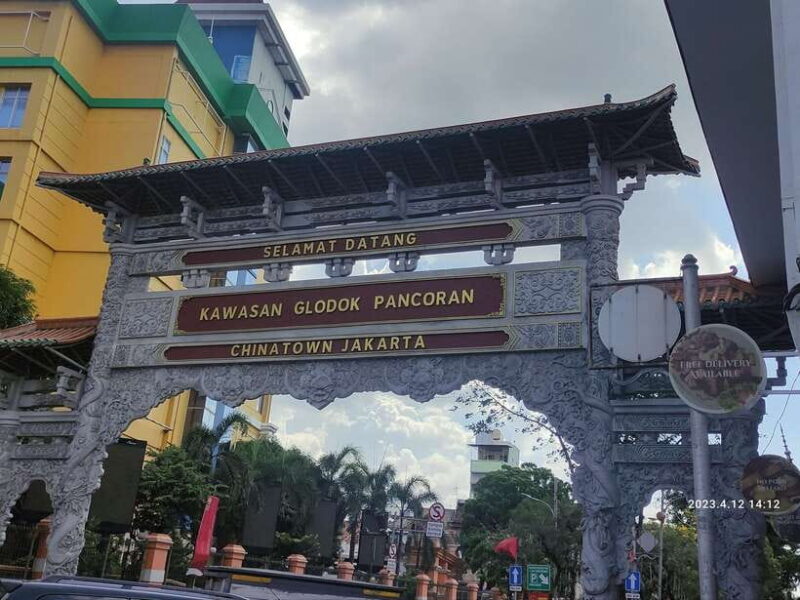 Jakarta: Highlights Capital City with Canal Boat Tour - Exploring China Town: Petak Sembilan and Local Markets