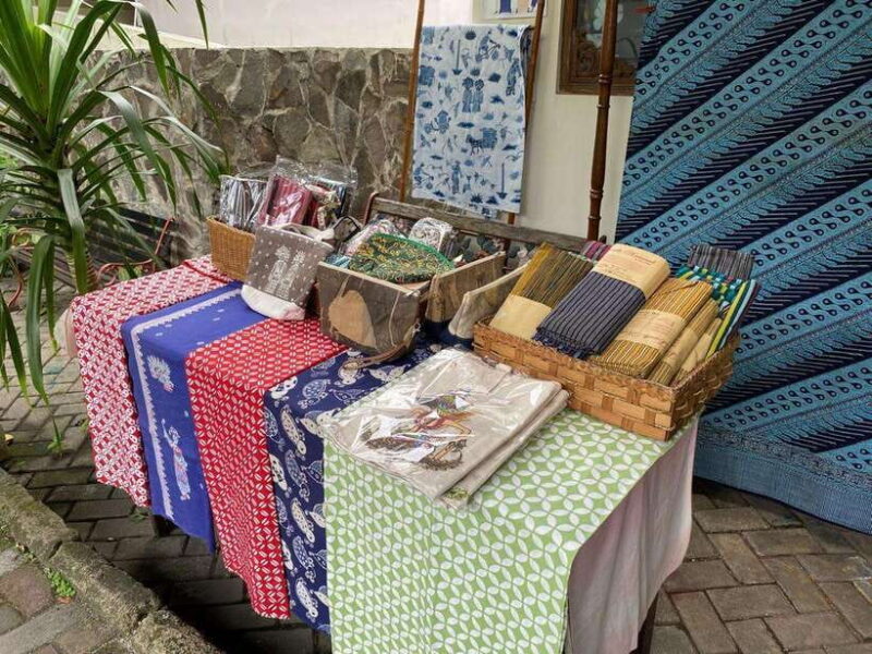 Jakarta Landmark Tour with Batik Workshop - Authenticity and Reviews