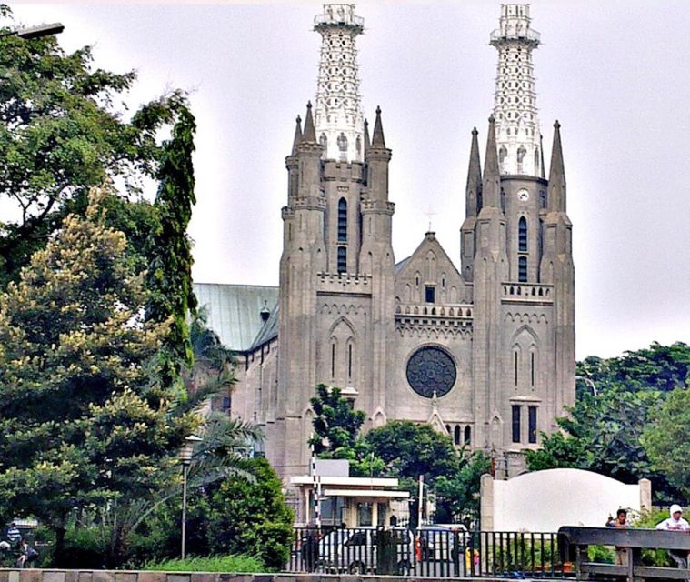 Jakarta : Private City Tour With Lunch And Souvenir - FAQ