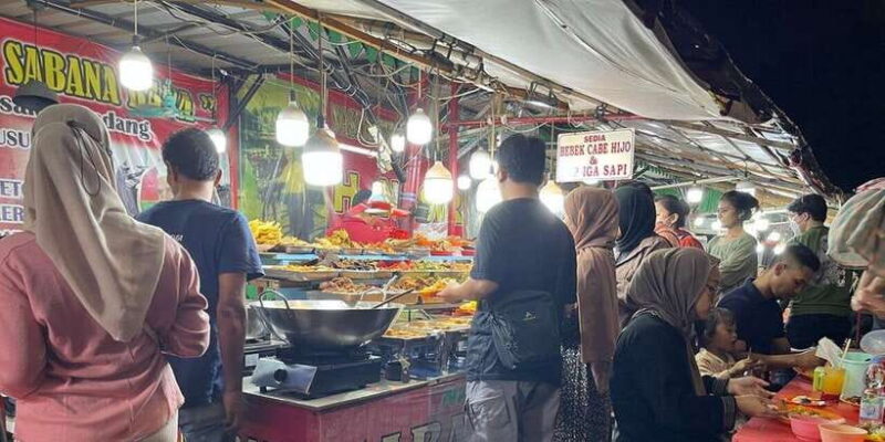 Jakarta: Private Guided Sightseeing & Street Food Night Tour - Insights from Travelers