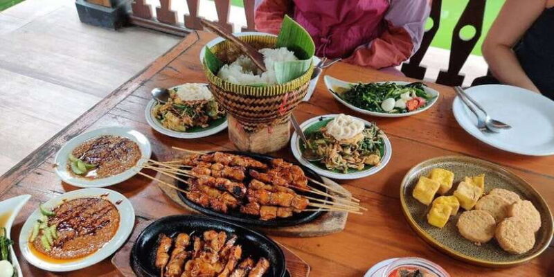 Jakarta: Volcano, Tea/Rice Fields, Hot Spring, Local Food - Subang: Market and Fruit Tasting