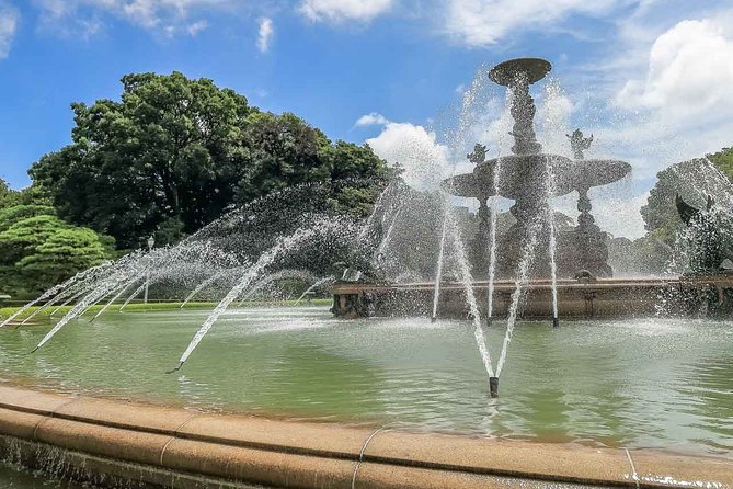 Japanese Garden & Western Architecture: Akasaka Exploration Tour - Enjoying a Relaxing Tea by the Pond