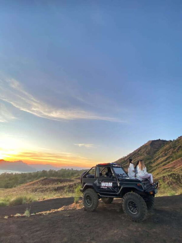 Jeep 4wd with sunrise & black lava - Key Points