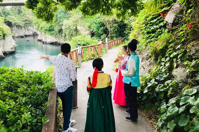 [Jeju] Hanbok Private guide tour & photo session in beautiful Yongduam rock, - Introduction