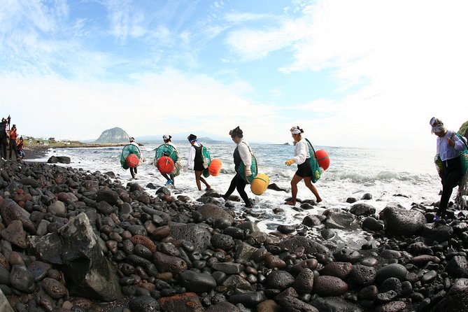 Jeju Island East UNESCO Day Tour - The Guides Role in the Experience