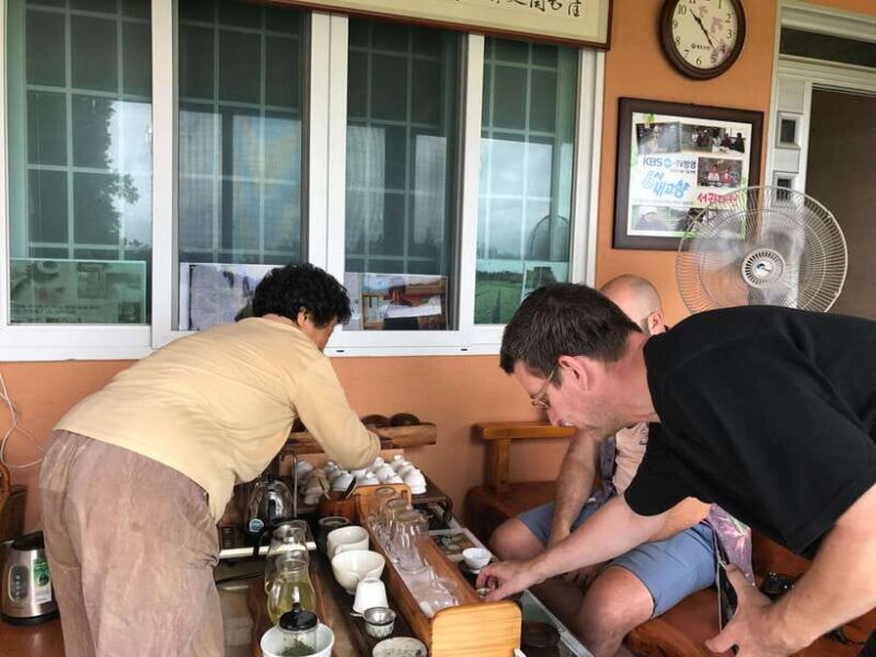 Jeju island: Van tour with a guide who the most loves JEJU - FAQs