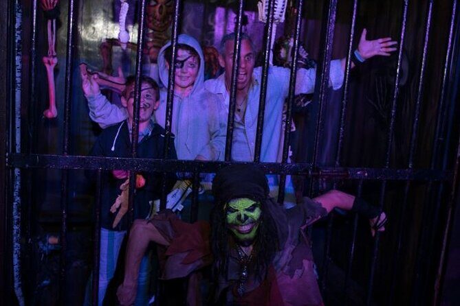 Jolly Roger Pirate Show and Dinner in Cancun - Dining and Drinks