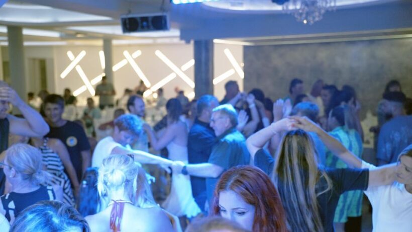 Kamari: Greek Show, Buffet Dinner, and Drinks at Dimitris - Frequently Asked Questions