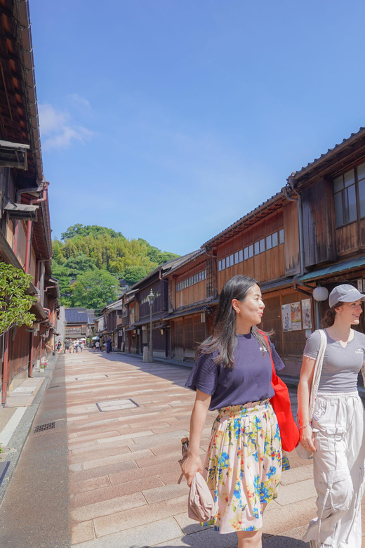 Kanazawa Half-day Historical Walking Tour - Immerse in Kenroku-en Garden