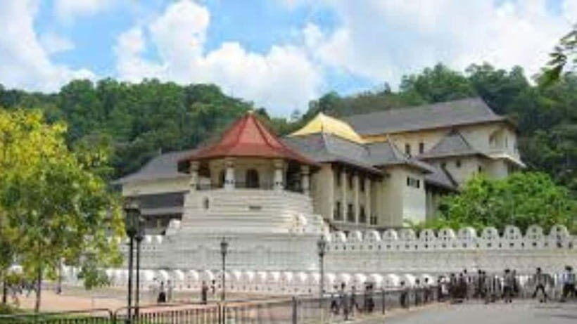 Kandy City Guided Day Trips by Laxury Car - Key Points