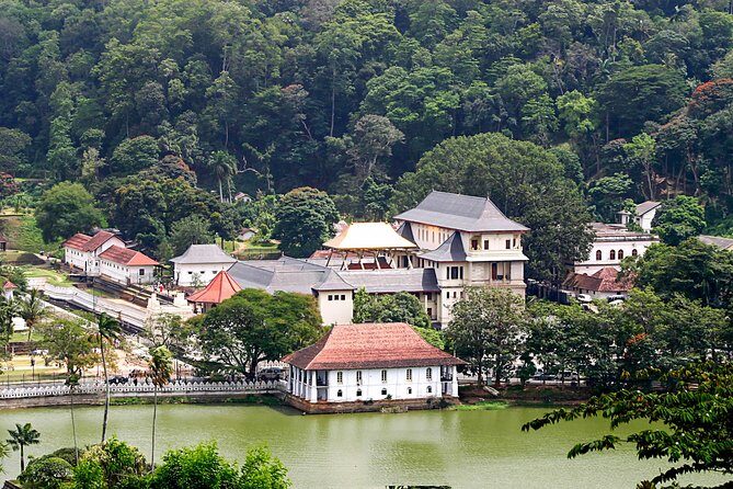 Kandy City Walk with a Local - Starting Point: Railway Station and First Impressions