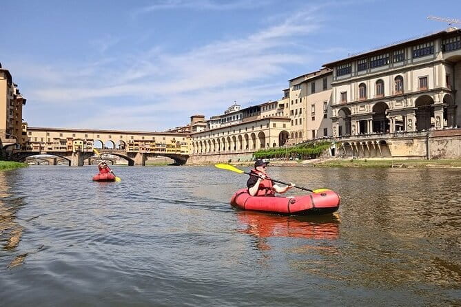 Kayak on the Arno river in Florence under the arches of the Old Bridge - FAQ