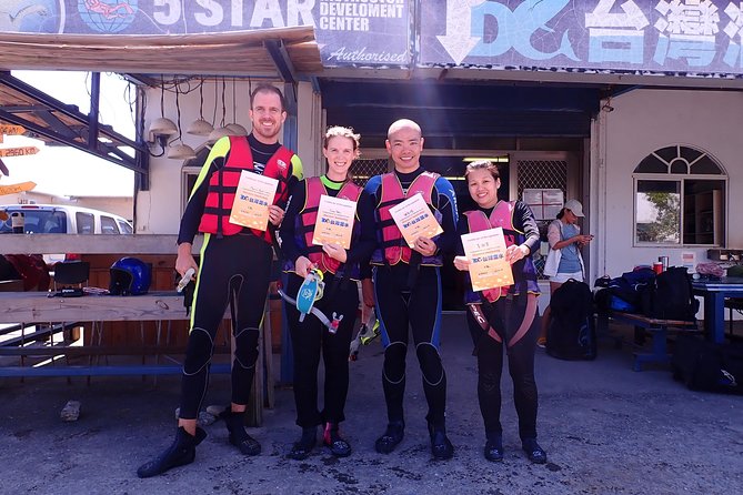 Kenting, TaiwanSnorkeling Free underwater photography One-on-one with instructorTaiwan Diving Snorkeling - The Introduction and Equipment Fitting