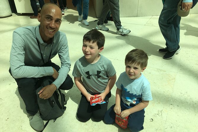 Kid-Friendly Private British Museum Highlights and Walk to Covent Garden London - Exploring Trafalgar Square