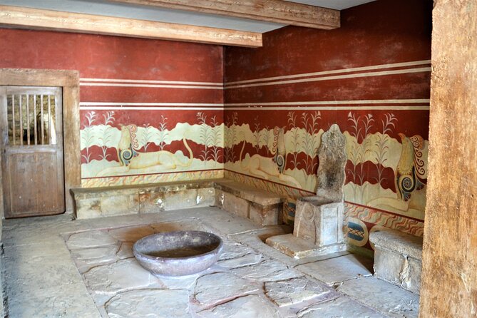 Knossos & Archaeological Museum Shared Guided Tour From Chania - Exploring the Minoan Palace of Knossos