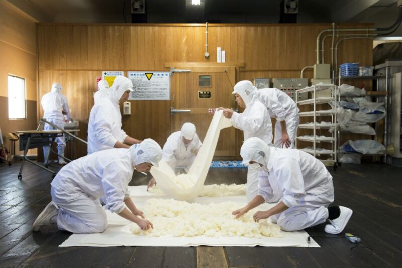 Kobe: Nada Sake Brewery District Private Walking Tour - Sake Brewery District Exploration