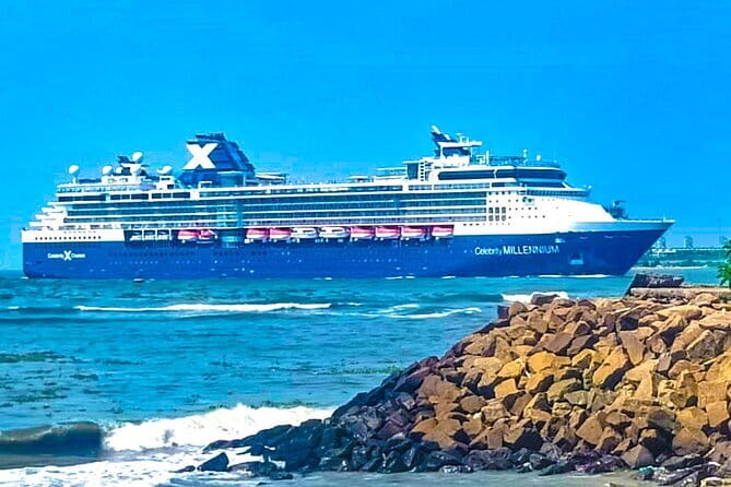 Kochi Tuk-Tuk Sightseeing Tour with Cruise Ship Pickup - Admiring the Santa Cruz Cathedral Basilica