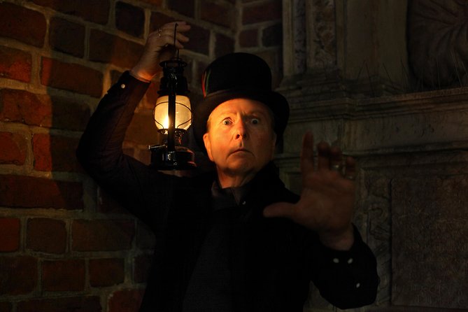 Krakow Night Tour: Ghosts, Vampires and Legends of the Old Town - Exploring Wawel Royal Castle