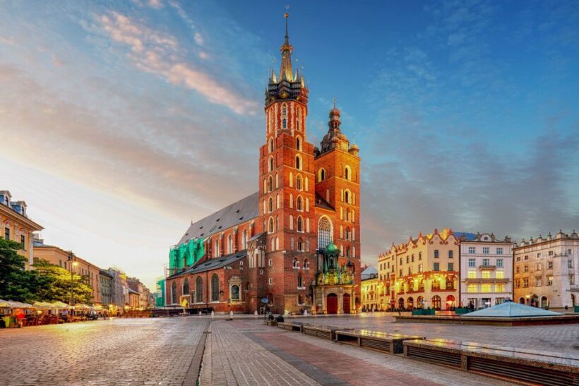 Krakow: Old Town Guided Walking Tour - Key Points