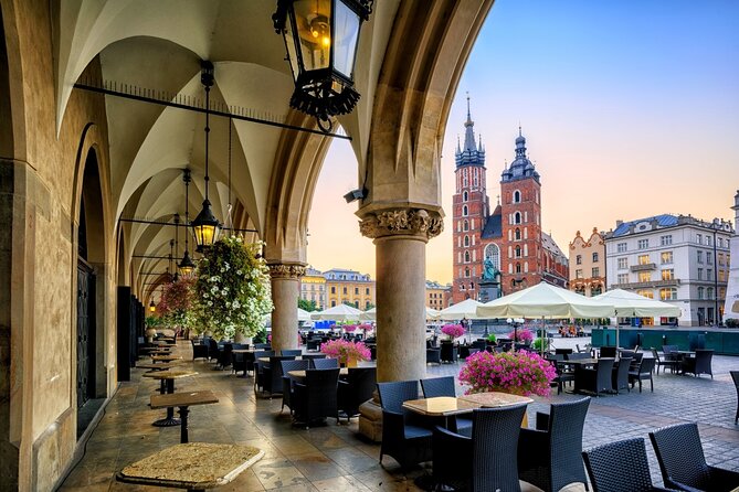 Krakow: Old Town, Mary's Church and Rynek Underground Guided Tour - St. Mary’s Basilica: A Gothic Masterpiece