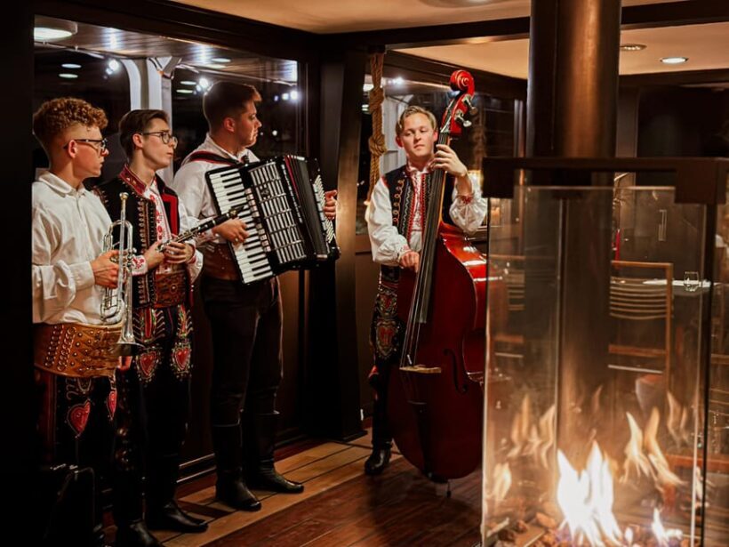Krakow: Polish Folk Dinner with Vistula River Cruise - What to Expect on the Tour