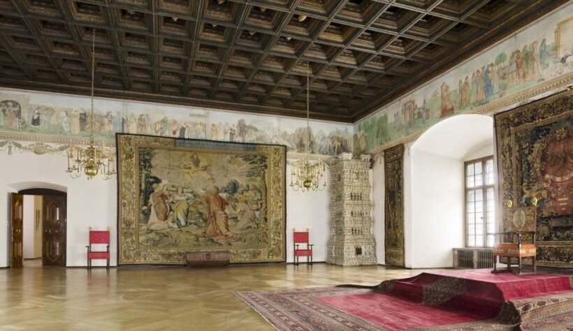 Krakow: Skip-the-Line Wawel Castle and Hill Guided Tour - A Closer Look at the Tour Experience