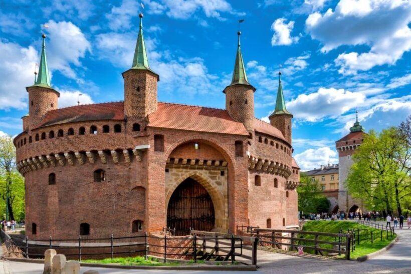 Krakow: St. Mary's Basilica visiting with short guided walk - Our Practical Advice