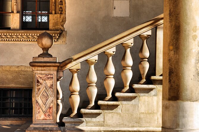 Krakow: Wawel Castle & Cathedral Guided Tour - Artworks and Artifacts on Display