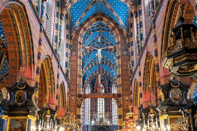Krakow's Old Town Quick Review & St. Mary's Basilica Visit - Key Points