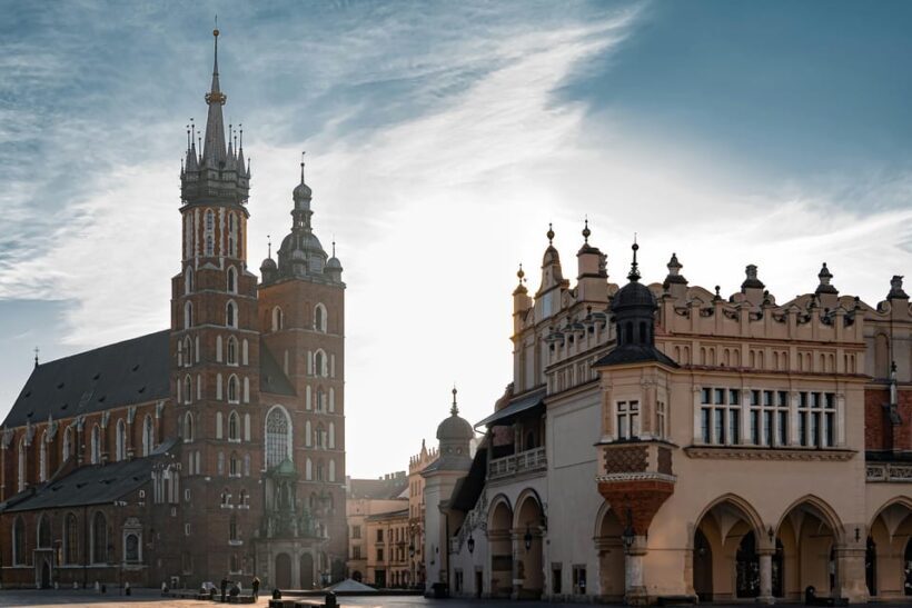 Krakow's Old Town: Uncover Hidden Gems with a Local - Key Points