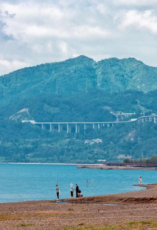 Kunming: Fuxian Lake Private Tour - What Makes the Lakeside Walk Special?