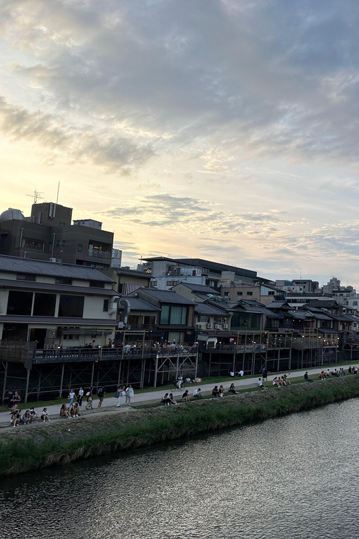 Kyoto: Gion and Geisha Evening Walking Tour - Exploring Gions Historic Districts