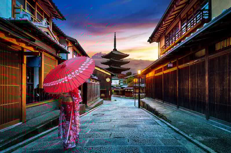 Kyoto: Gion District Guided Walking Tour at Night With Snack - Itinerary Highlights