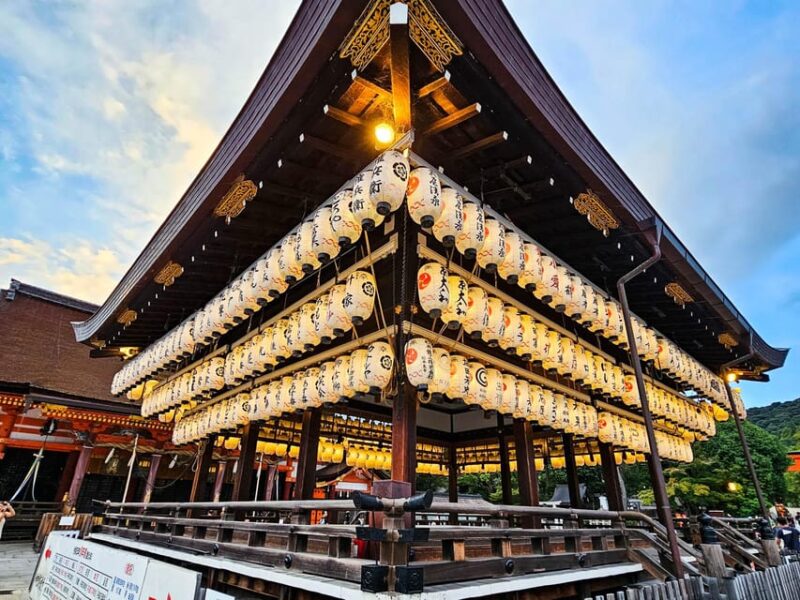 Kyoto: Gion District Guided Walking Tour at Night With Snack - Exploring Gions Nightlife and Traditions