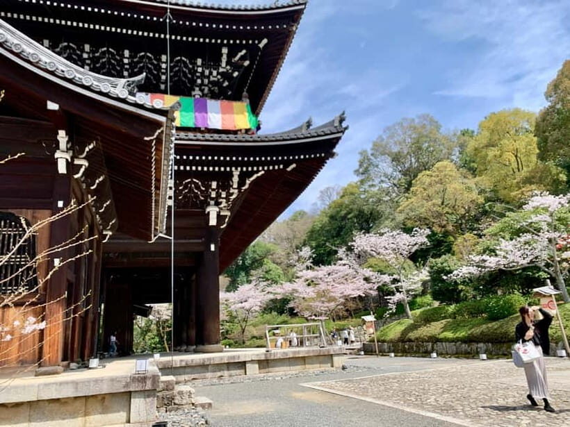 Kyoto: Gion District Walking with an Expert Local Tour Guide - Authentic Experiences and Local Flavor