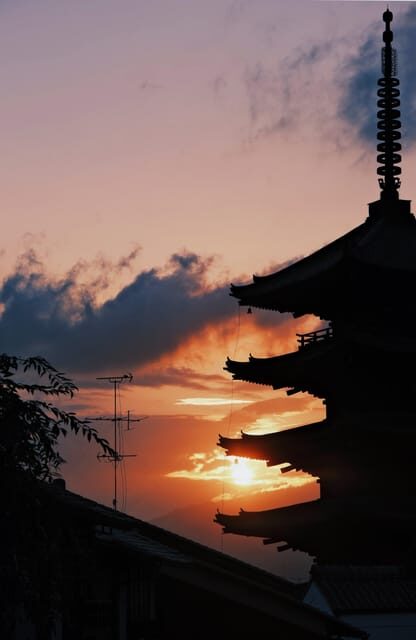 Kyoto: Gion Geisha District with Souvenir and Snack - Key Points