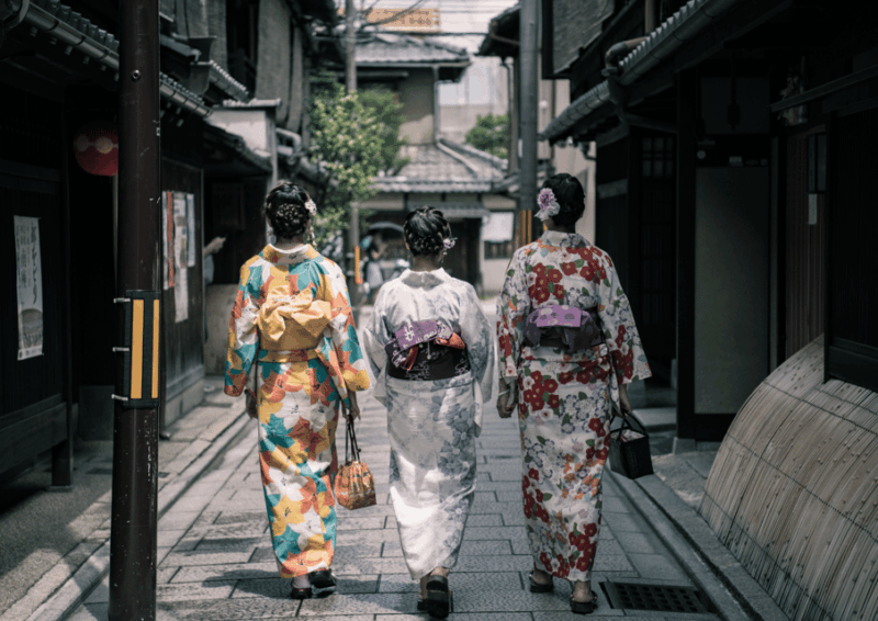 Kyoto: Gion Walking Tour, Geisha Show and Japanese Game - Key Points