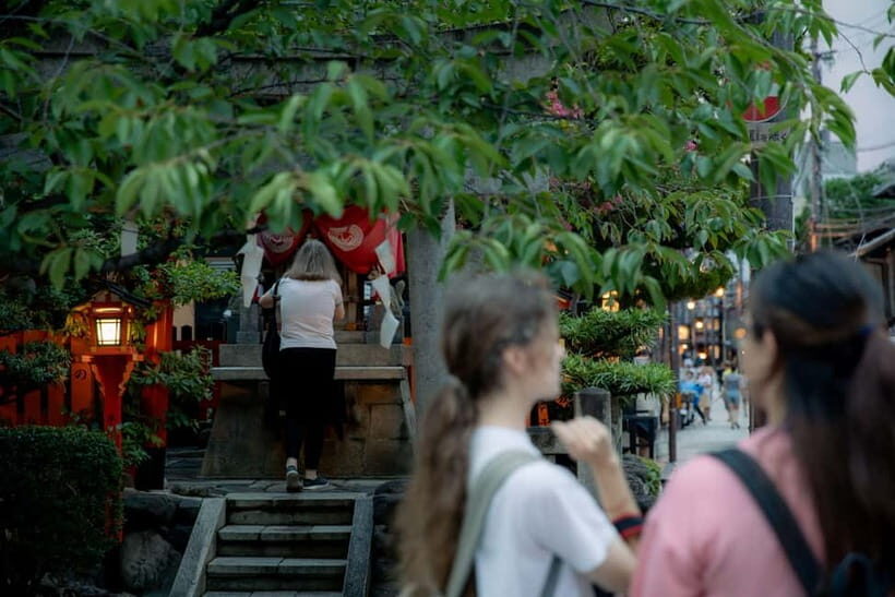 Kyoto: Gion World of the Geisha Guided Walking Tour - Authentic Experiences and Real Encounters