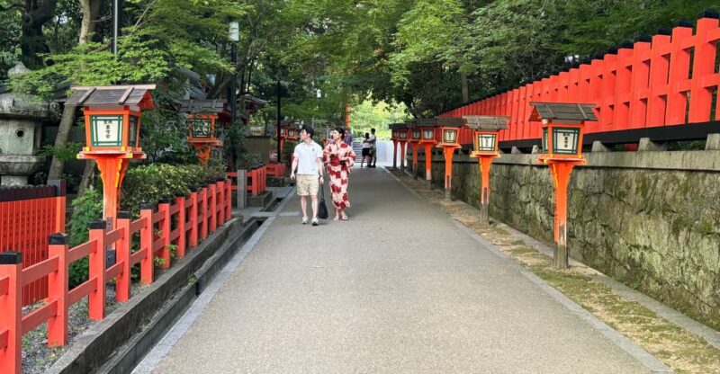 Kyoto: Half-Day Private Tour Gion Geisha District & Kiyomizu - Visiting the Historic Yasaka Shrine