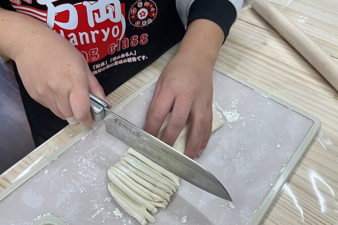 Kyoto: Japanese Udon and Sushi Cooking Class - Instructors and Teaching Approach